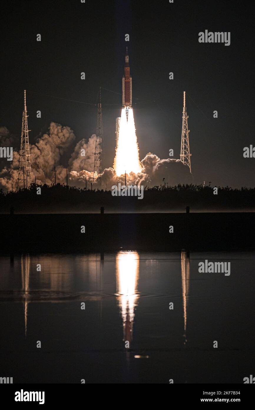 Florida, US, 16/11/2022, 2022, NASA's Space Launch System rocket lifts ...