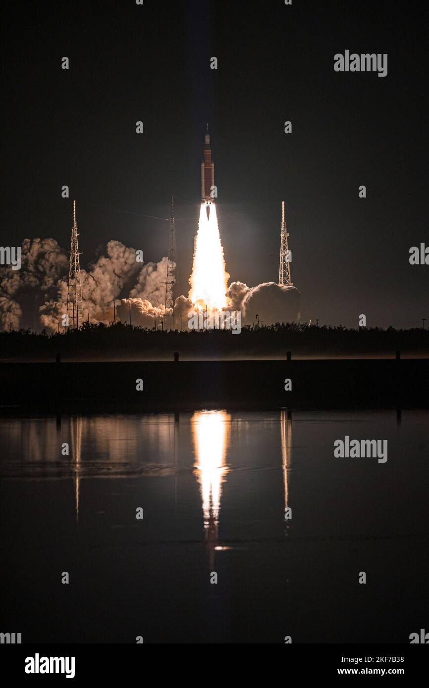 Florida, US, 16/11/2022, 2022, NASA's Space Launch System rocket lifts ...