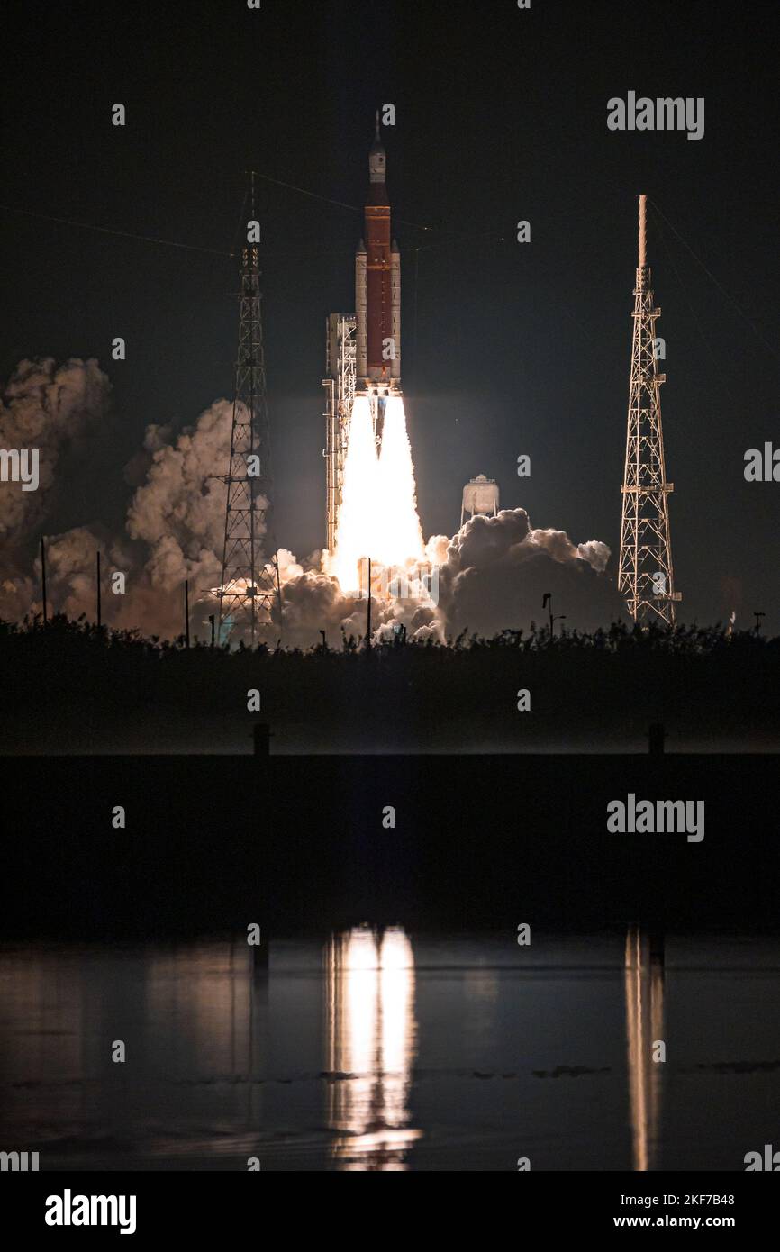 Florida, US, 16/11/2022, 2022, NASA's Space Launch System rocket lifts ...