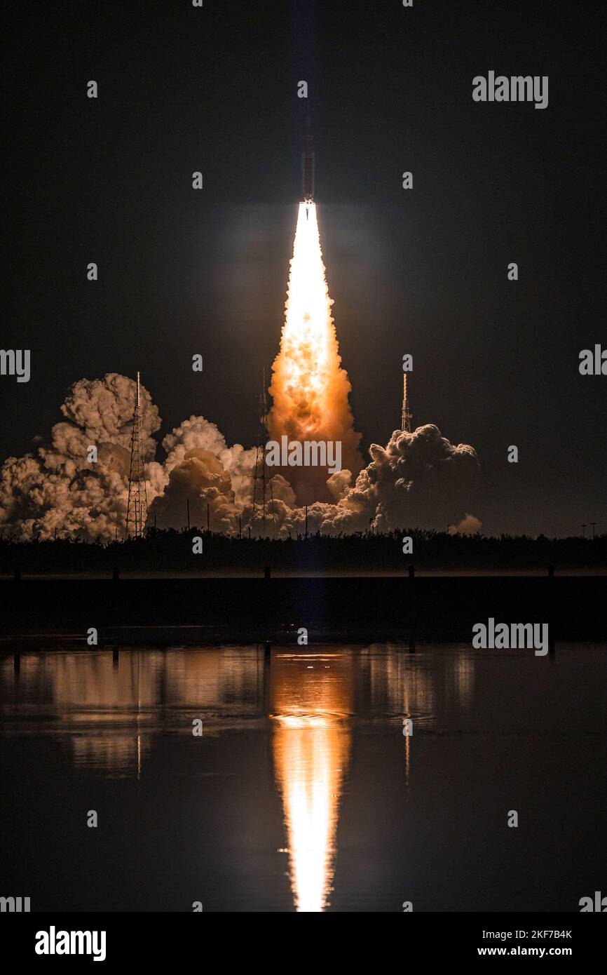 Florida, US, 16/11/2022, 2022, NASA's Space Launch System rocket lifts ...
