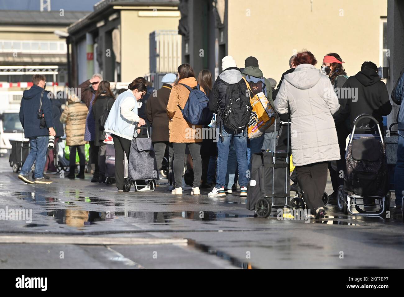 Rush to the Tafel Needy people at the Muenchner Tafel in front of the ...