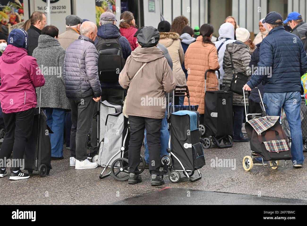 Rush to the Tafel Needy people at the Muenchner Tafel in front of the ...
