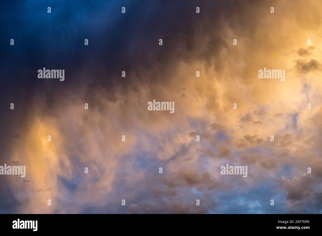 Lever de soleil nuageux Stock Photo - Alamy
