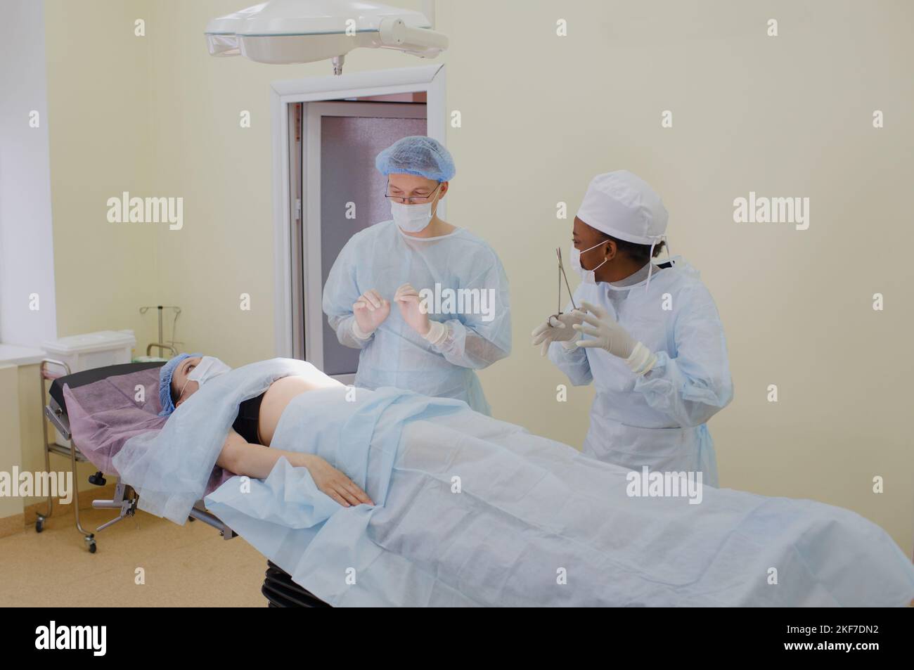 Patient lying on an operating table hi-res stock photography and images ...