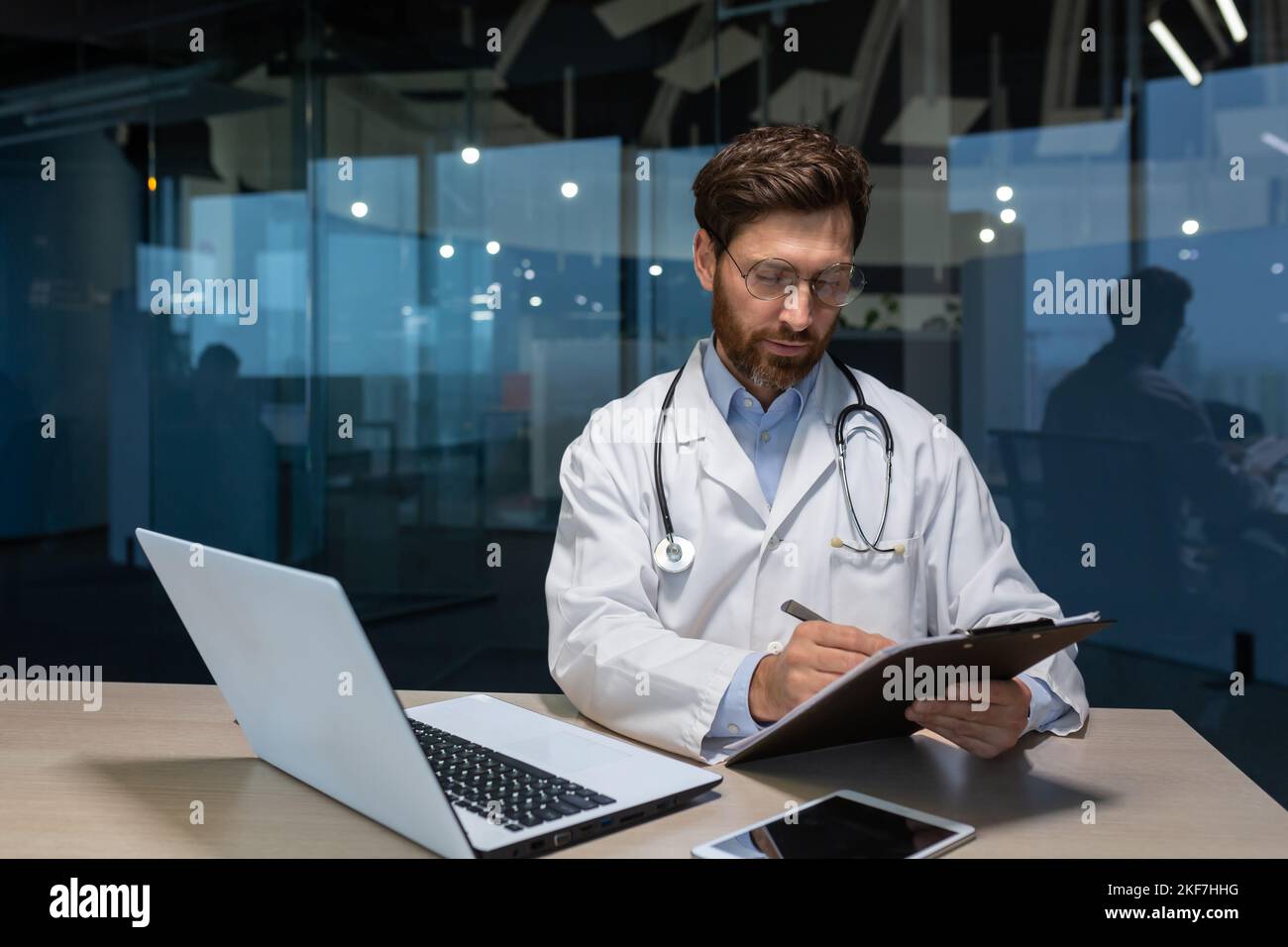 Man works in laboratory hi-res stock photography and images - Alamy