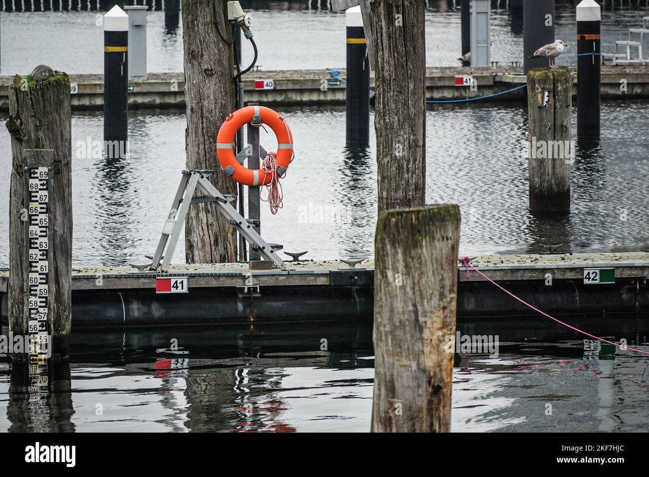 Mooring piles hi-res stock photography and images - Alamy