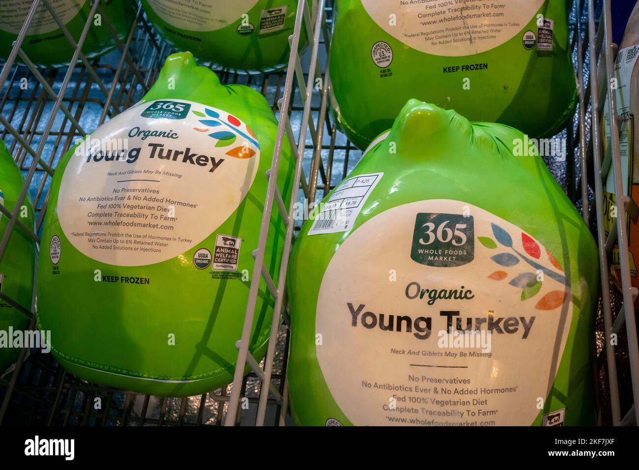Supermarket shopping turkey hi-res stock photography and images - Alamy