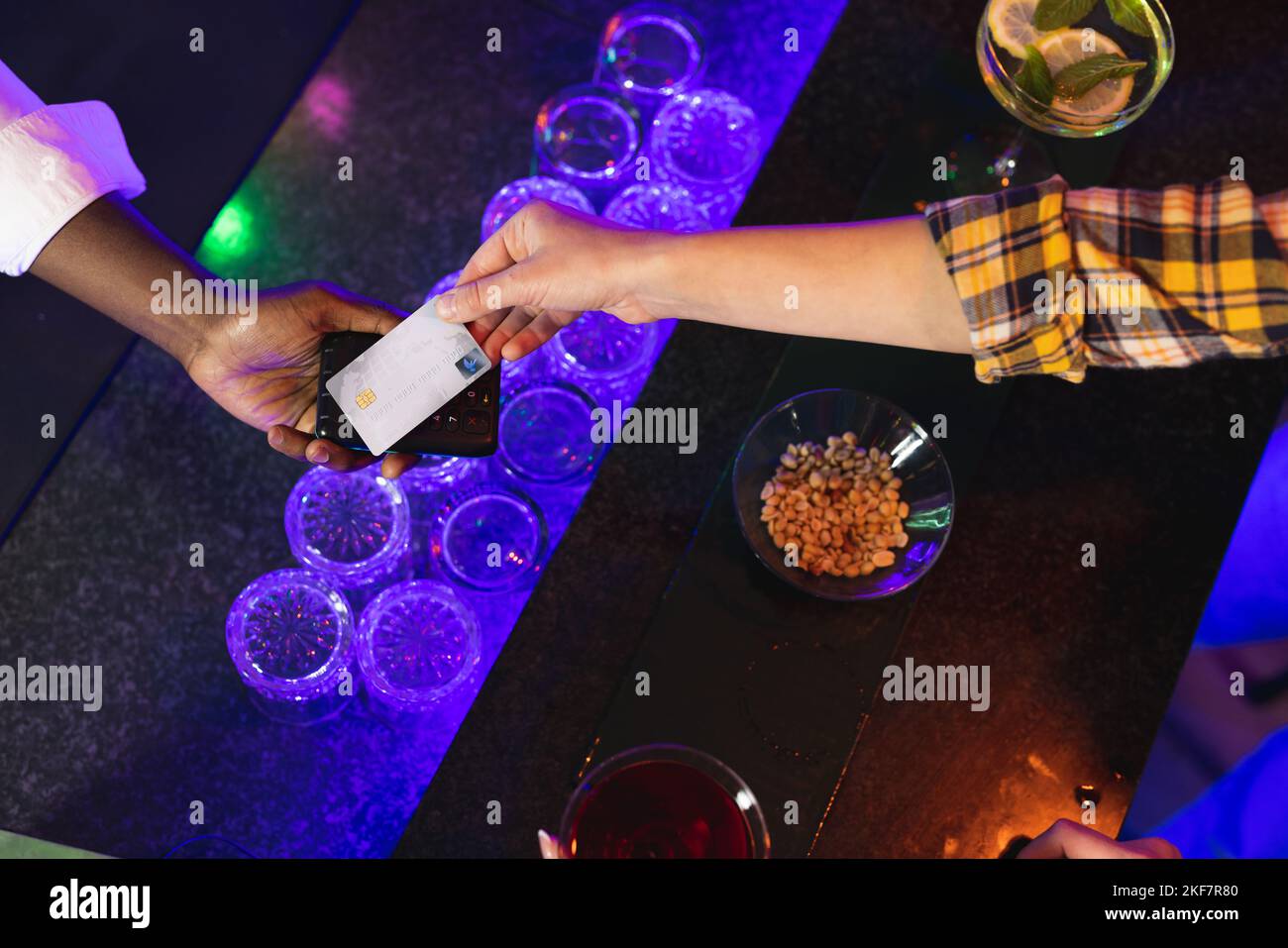 Woman paying for drinks at bar card hi-res stock photography and images ...