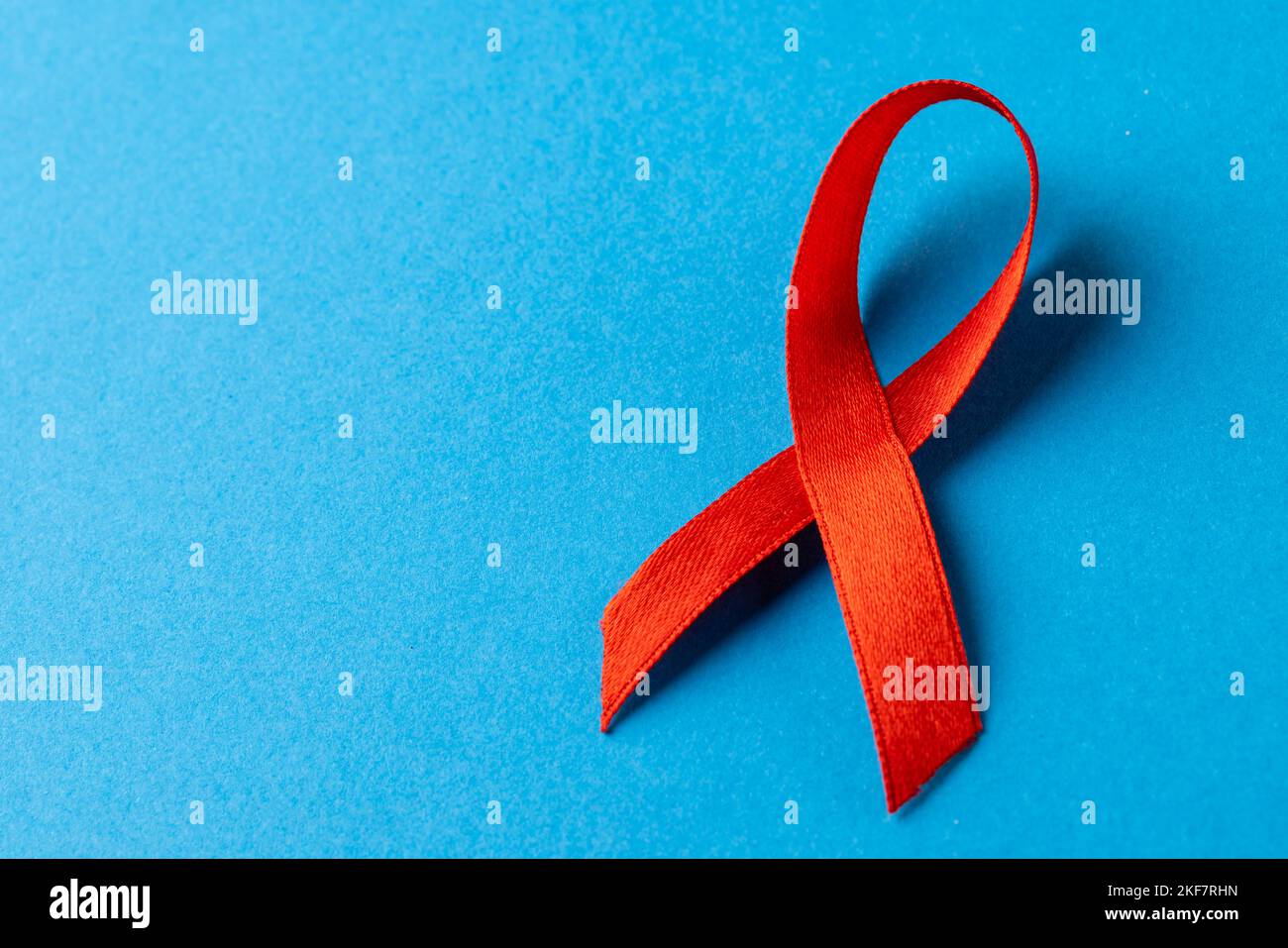 Red ribbon blue background hi-res stock photography and images - Alamy