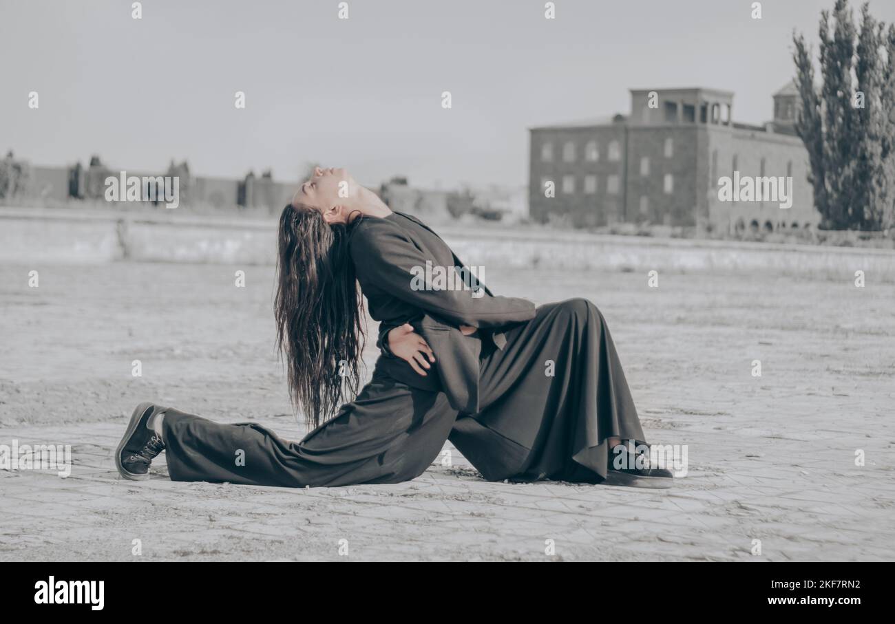 A female contemporary dancer performing in a street Stock Photo - Alamy