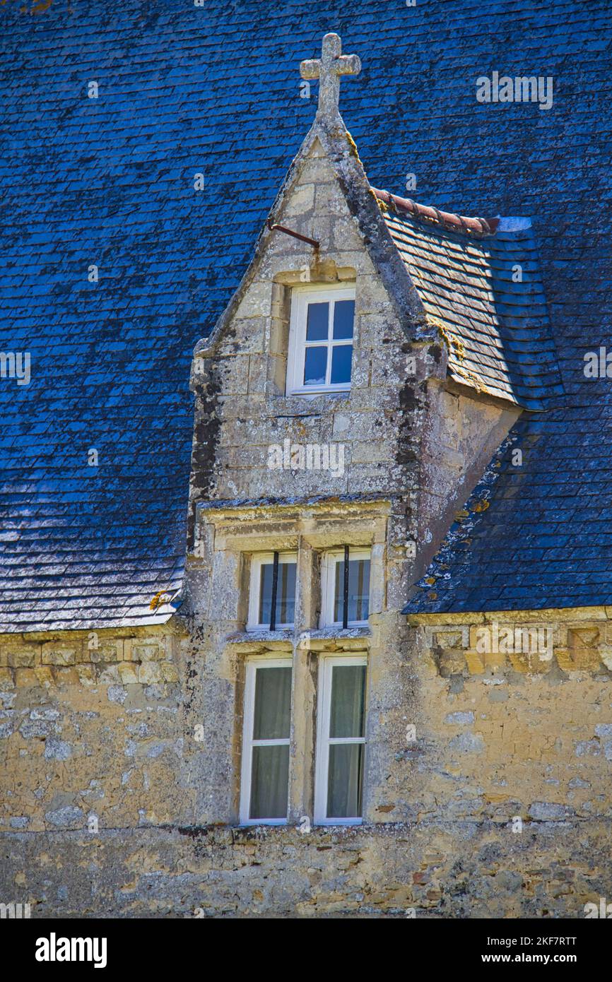 France pediment roof hi-res stock photography and images - Alamy
