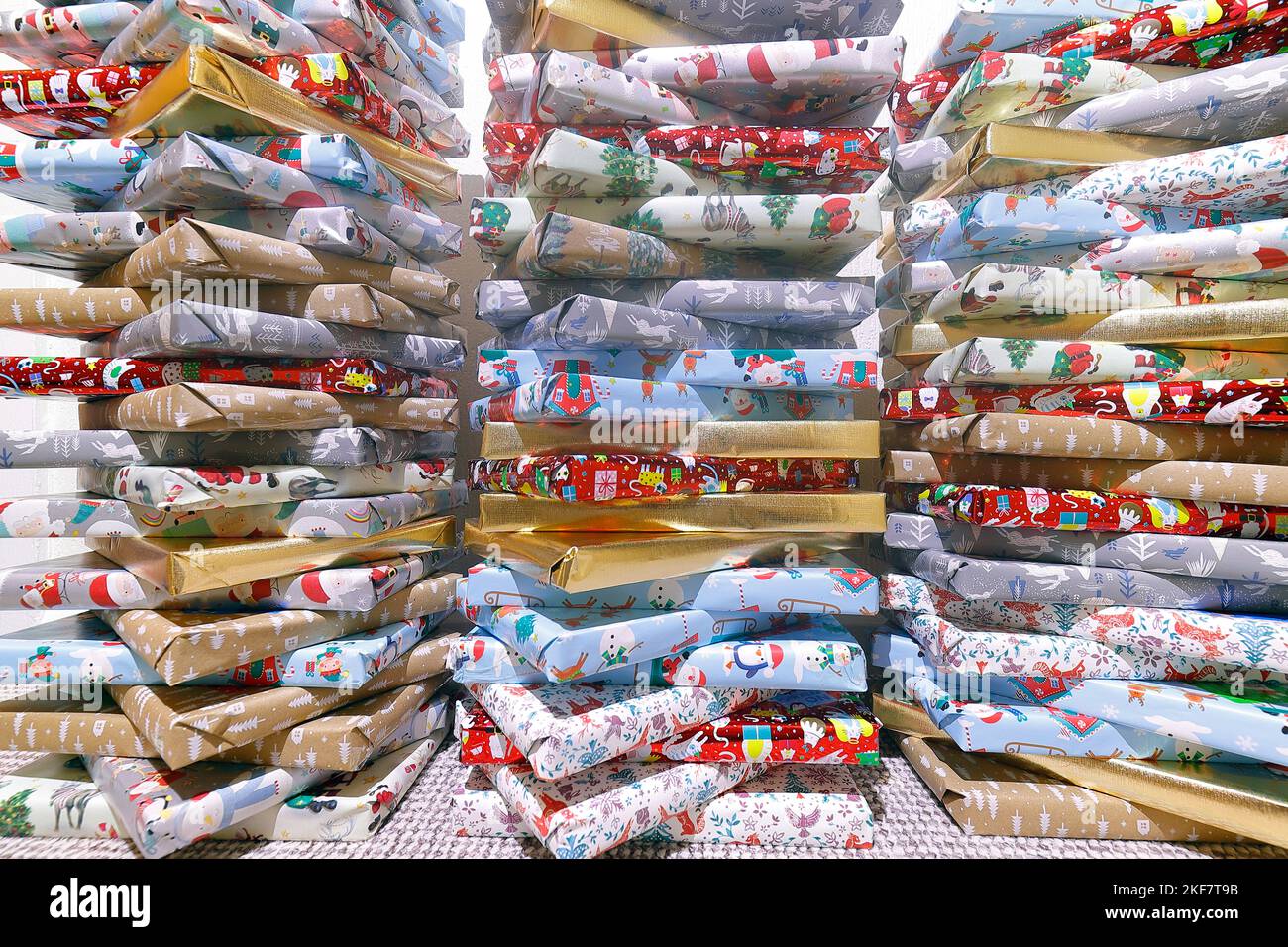Wrapped christmas presents hi-res stock photography and images - Alamy