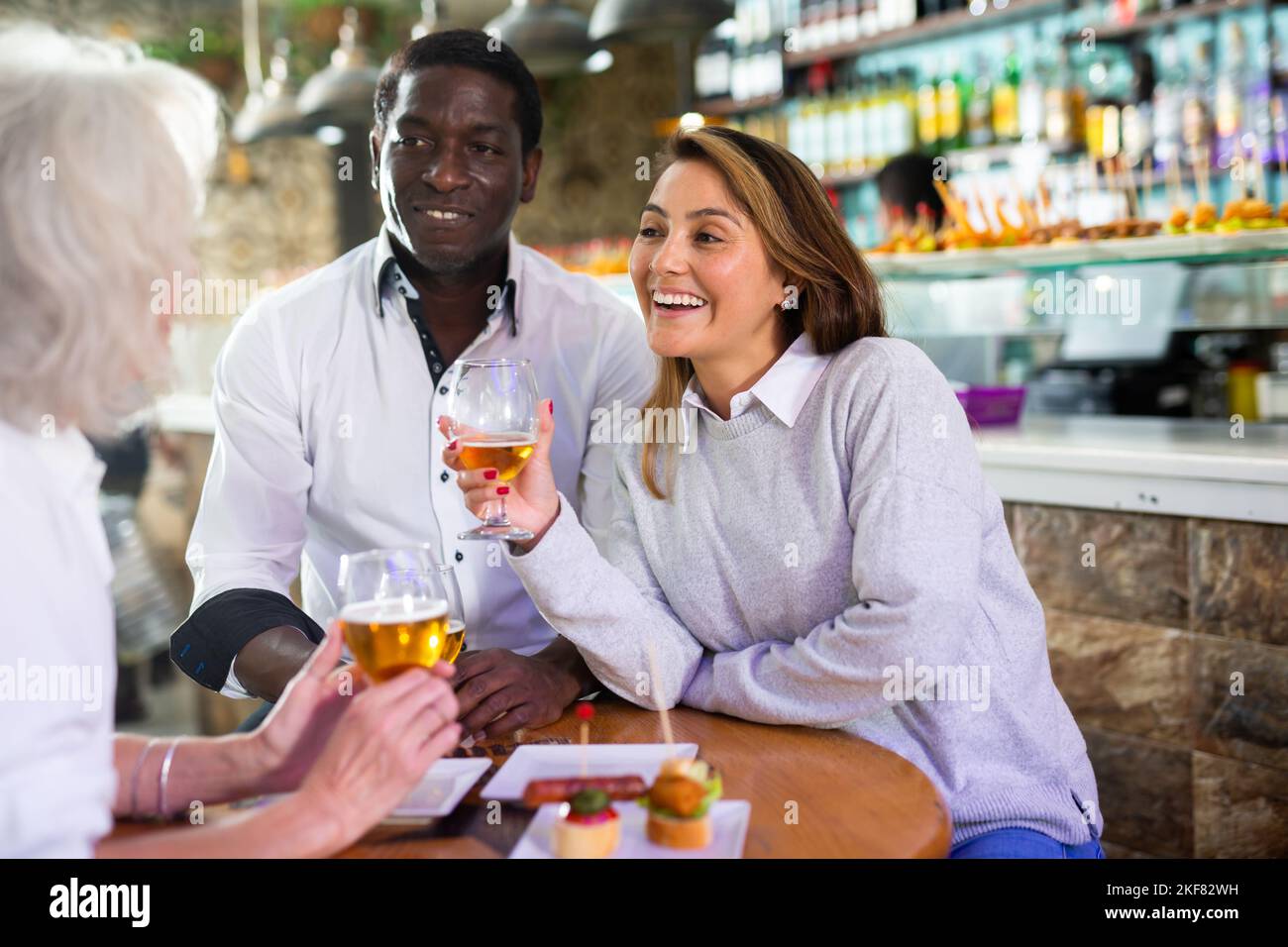 Man woman pub talking wine beer hi-res stock photography and images - Alamy
