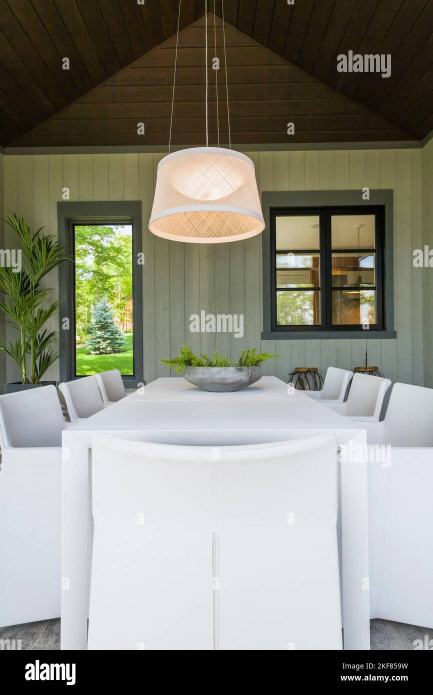 Bungalow style dining hi-res stock photography and images - Alamy