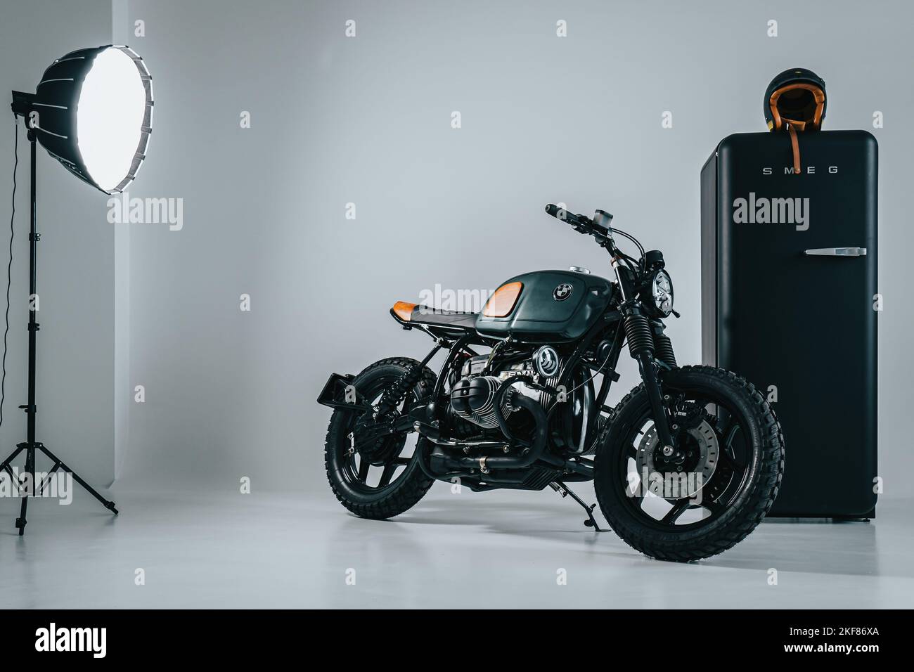 Shadow photoshoot studio hi-res stock photography and images - Alamy