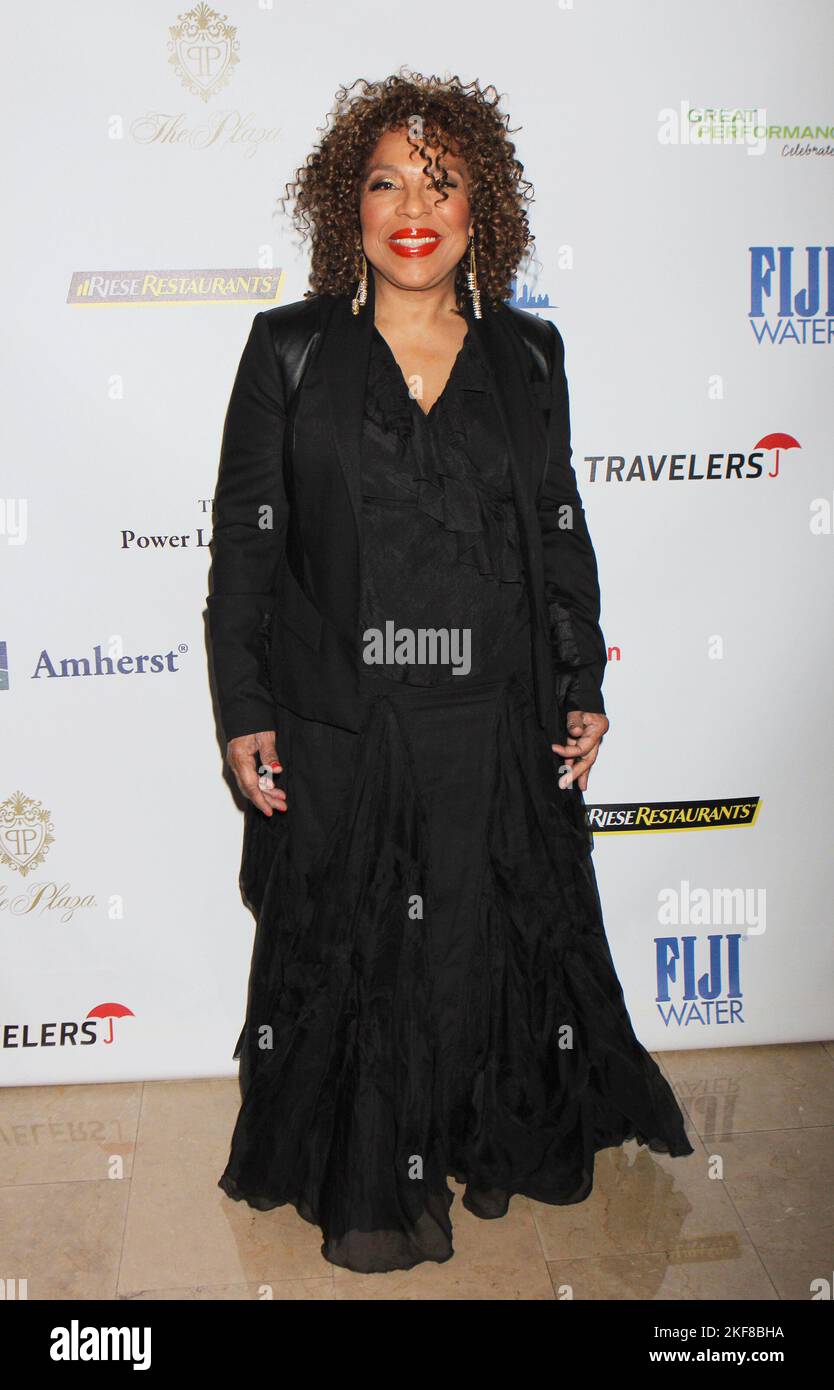 Roberta Flack attends the Citymeals-on-Wheels 26th Annual "Power Lunch ...