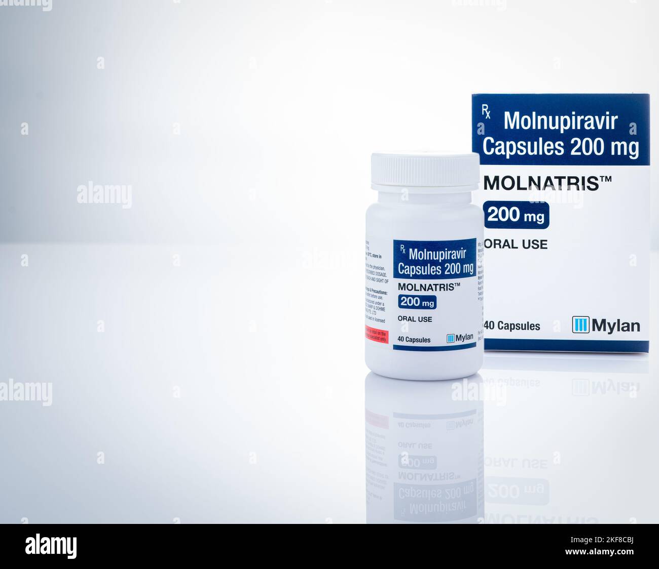 CHONBURI, THAILAND-OCTOBER 17, 2022 : Molnupiravir capsules 200 mg in ...