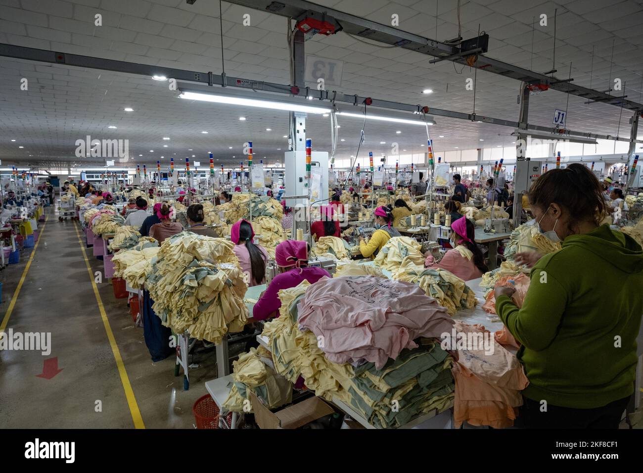 Woman in a textile factory india hi-res stock photography and images - Alamy