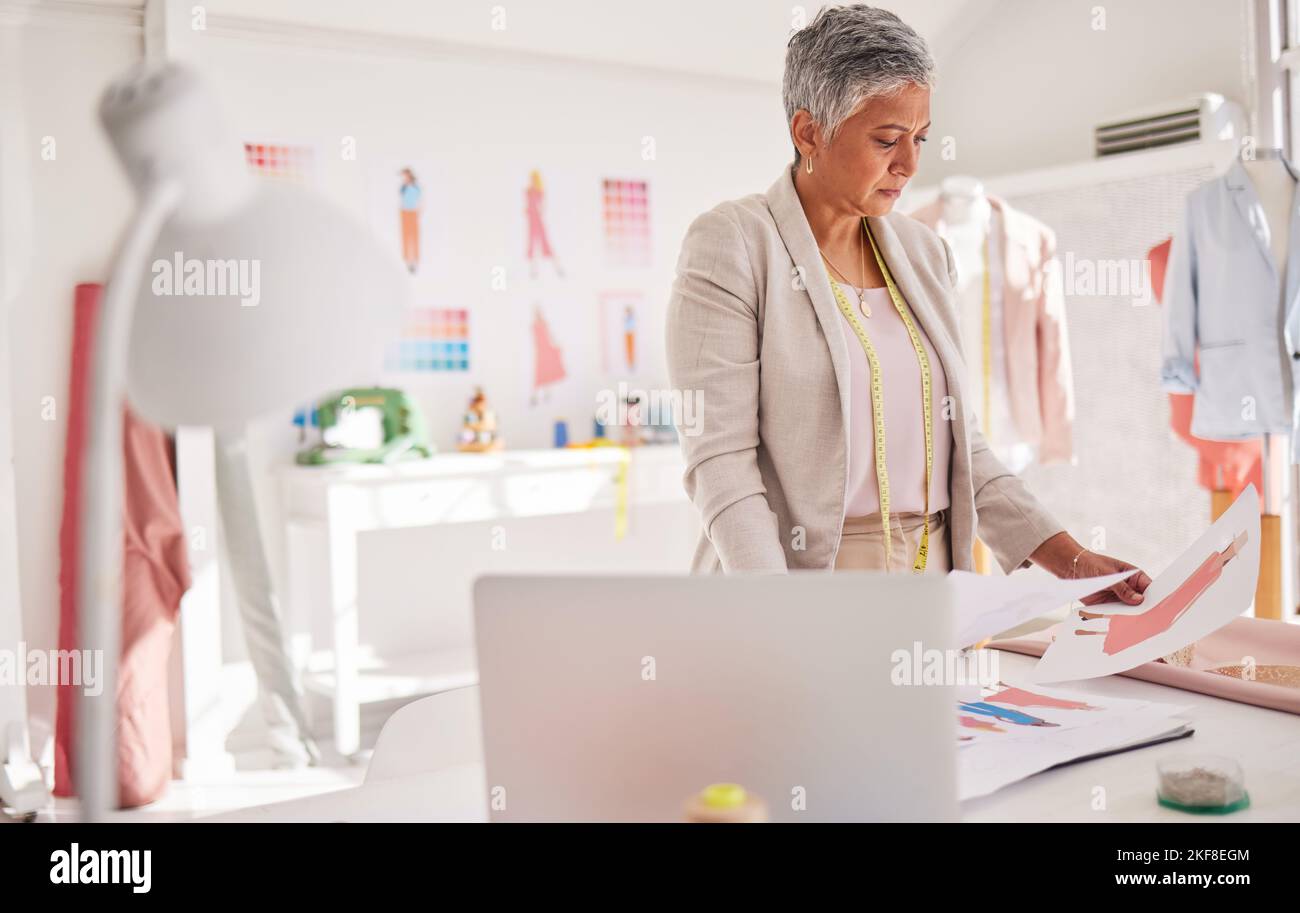 Woman in warehouse drawing hi-res stock photography and images - Alamy