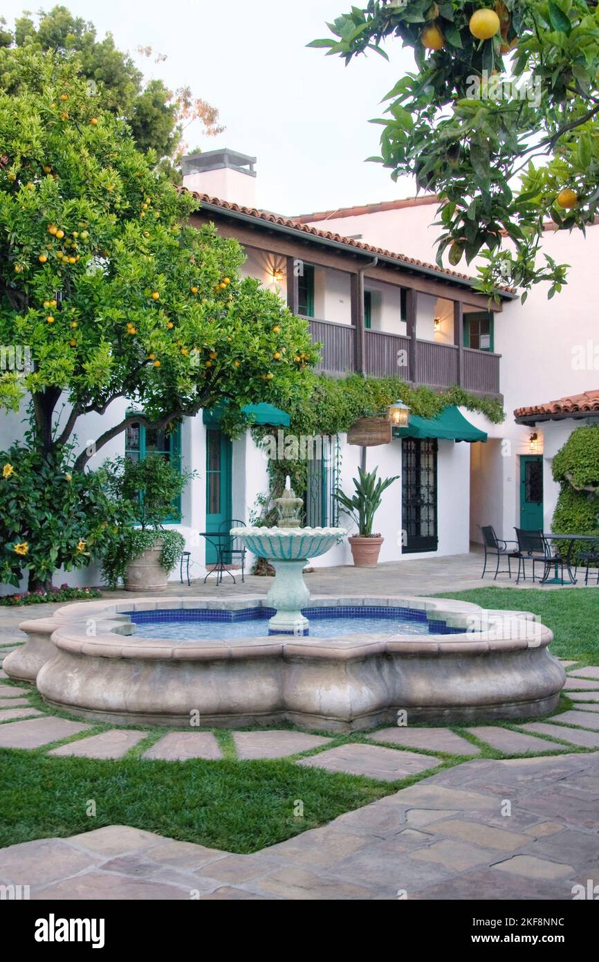 Spanish courtyard hi-res stock photography and images - Alamy