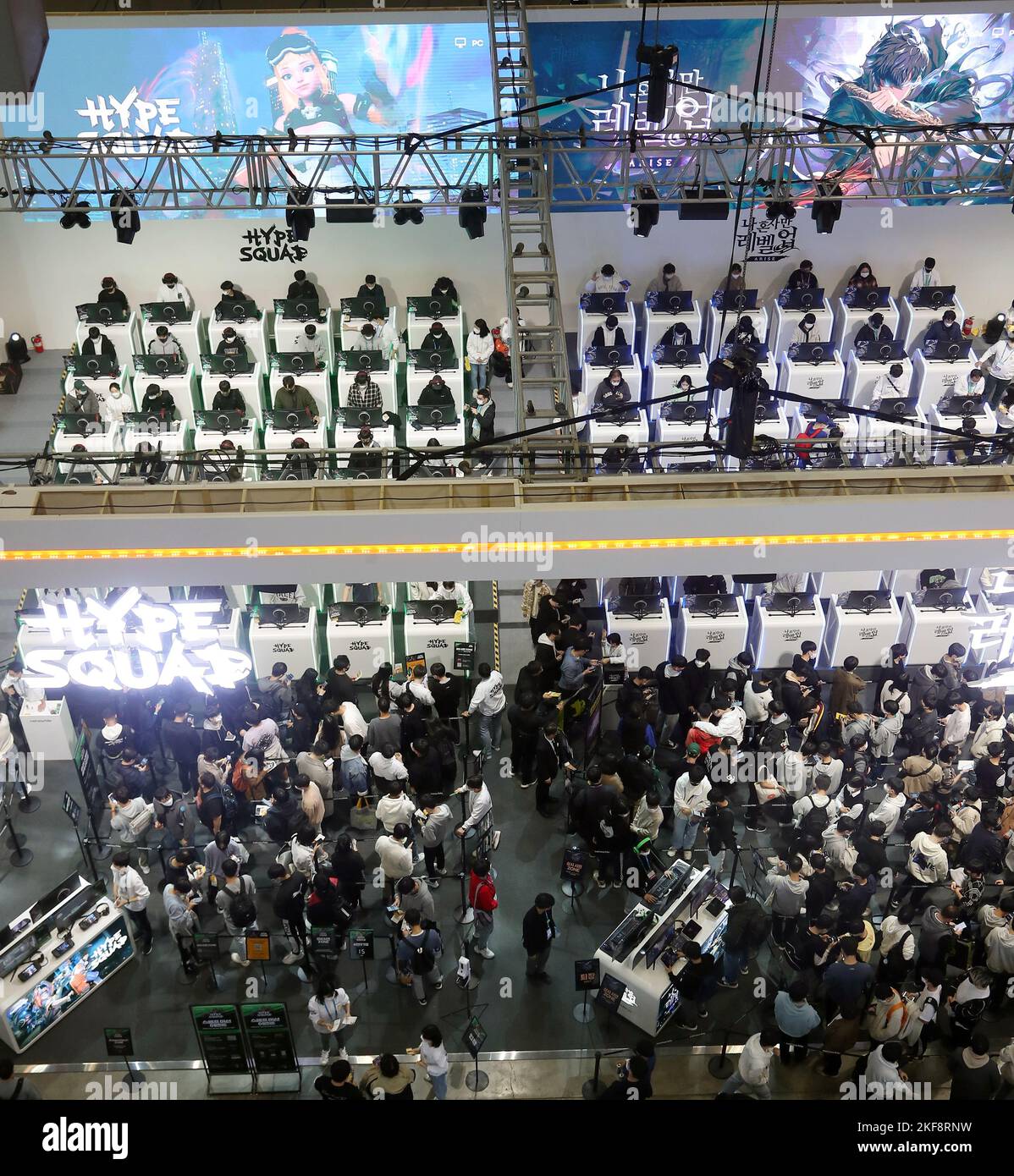 17th Nov, 2022. Global game trade fair in Busan Visitors play the ...