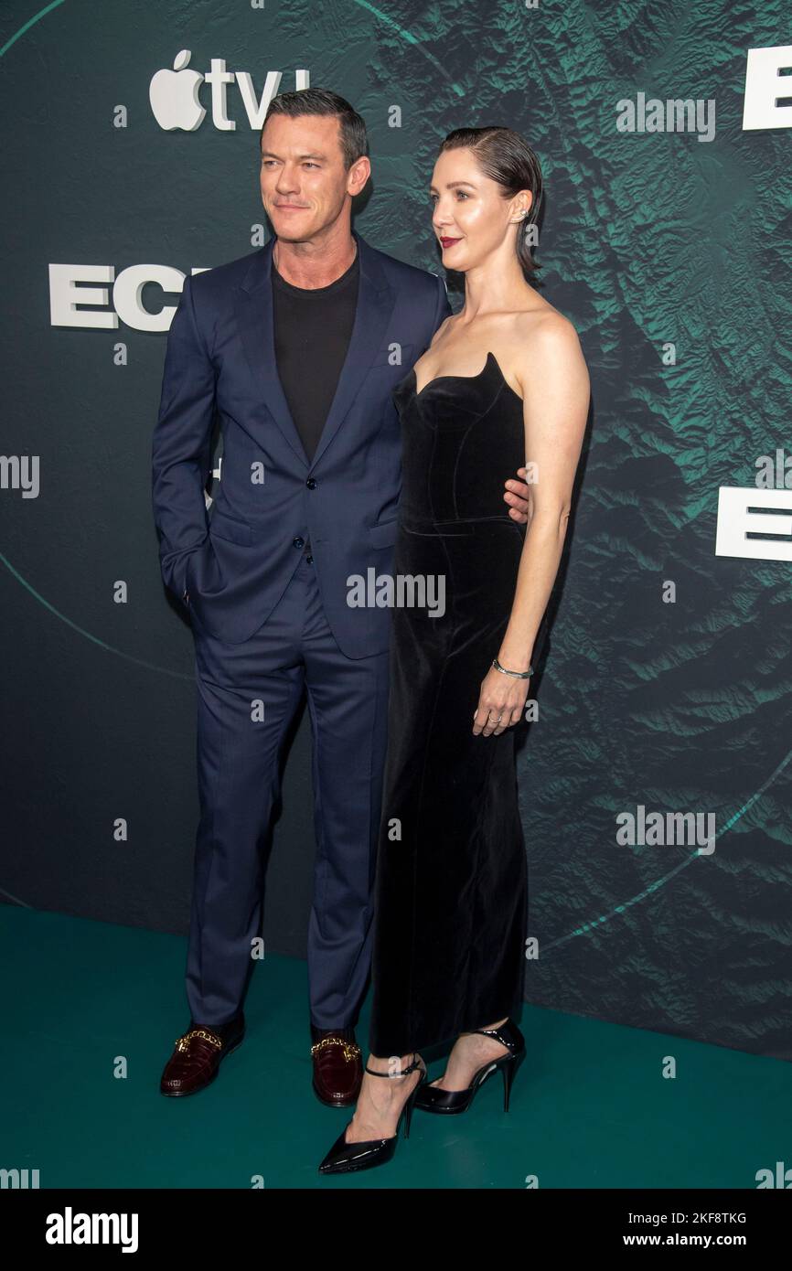 NEW YORK, NEW YORK - NOVEMBER 16: Luke Evans and Jessica Ann Collins ...