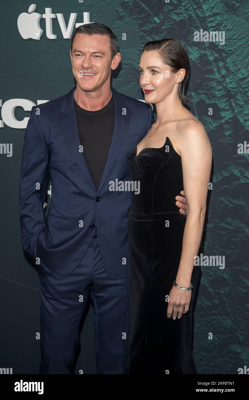 NEW YORK, NEW YORK - NOVEMBER 16: Luke Evans and Jessica Ann Collins ...