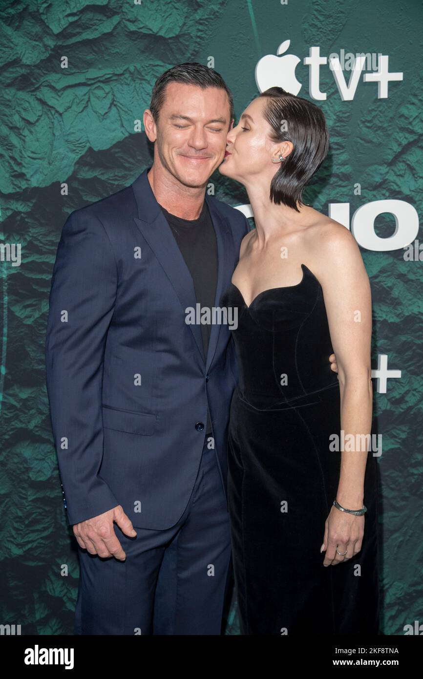 NEW YORK, NEW YORK - NOVEMBER 16: Luke Evans and Jessica Ann Collins ...