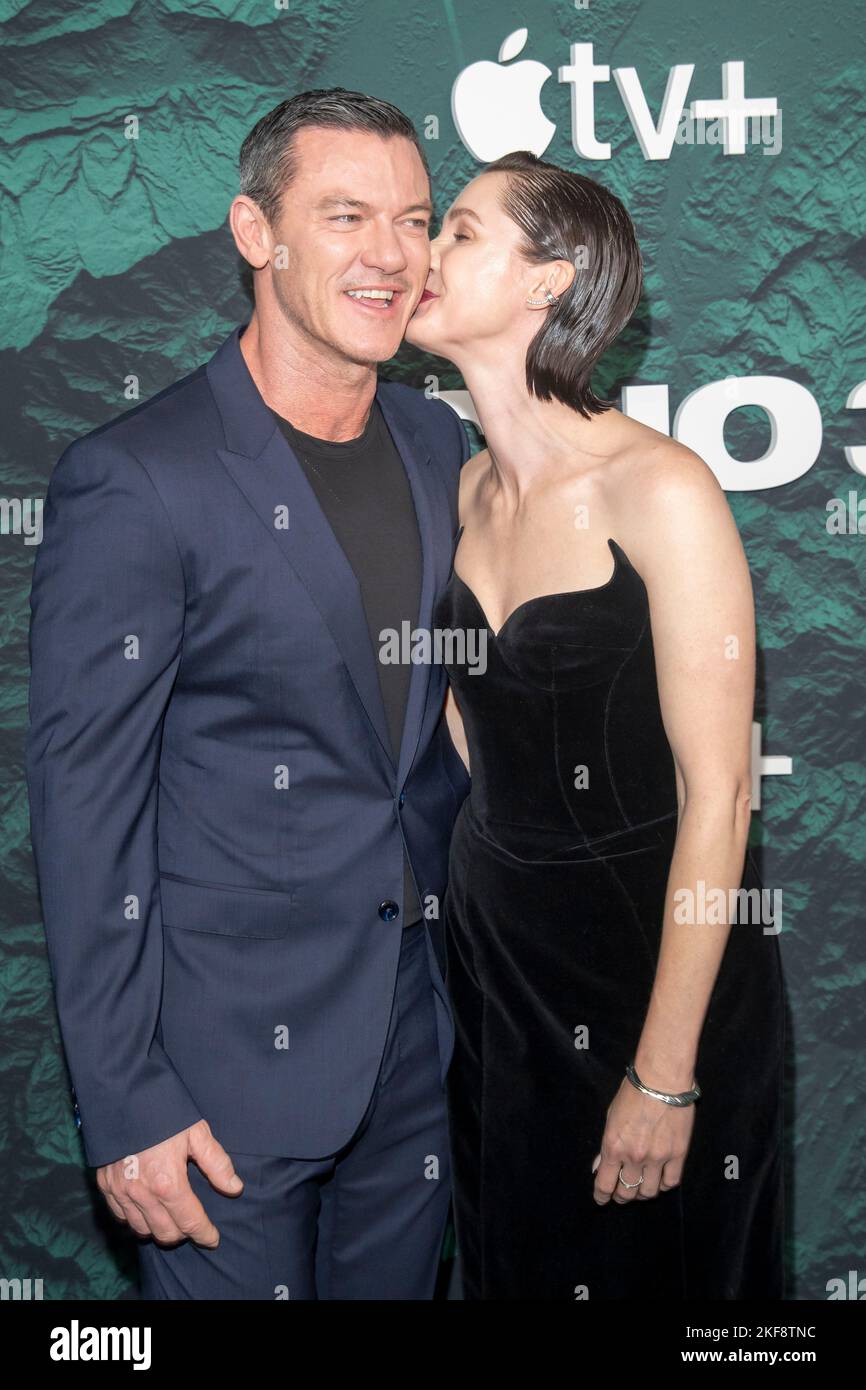 NEW YORK, NEW YORK - NOVEMBER 16: Luke Evans and Jessica Ann Collins ...