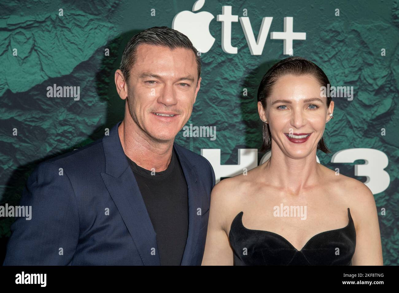 NEW YORK, NEW YORK - NOVEMBER 16: Luke Evans and Jessica Ann Collins ...