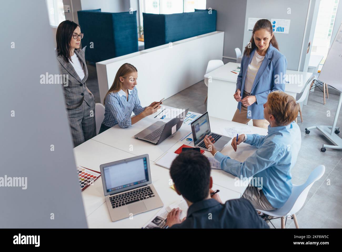 Group of colleagues having a meeting in office Stock Photo - Alamy