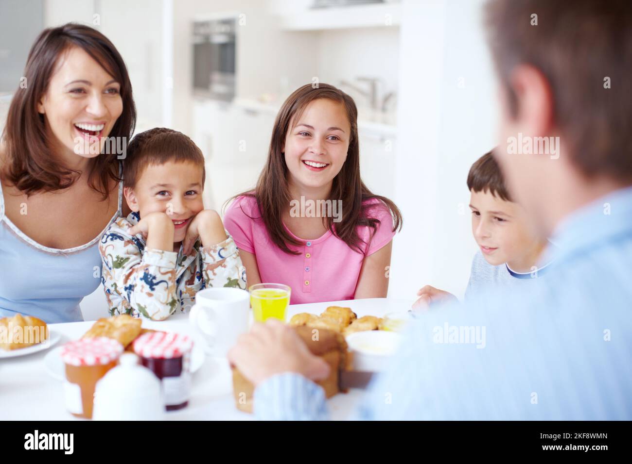 Women sitting around kitchen table hi-res stock photography and images ...