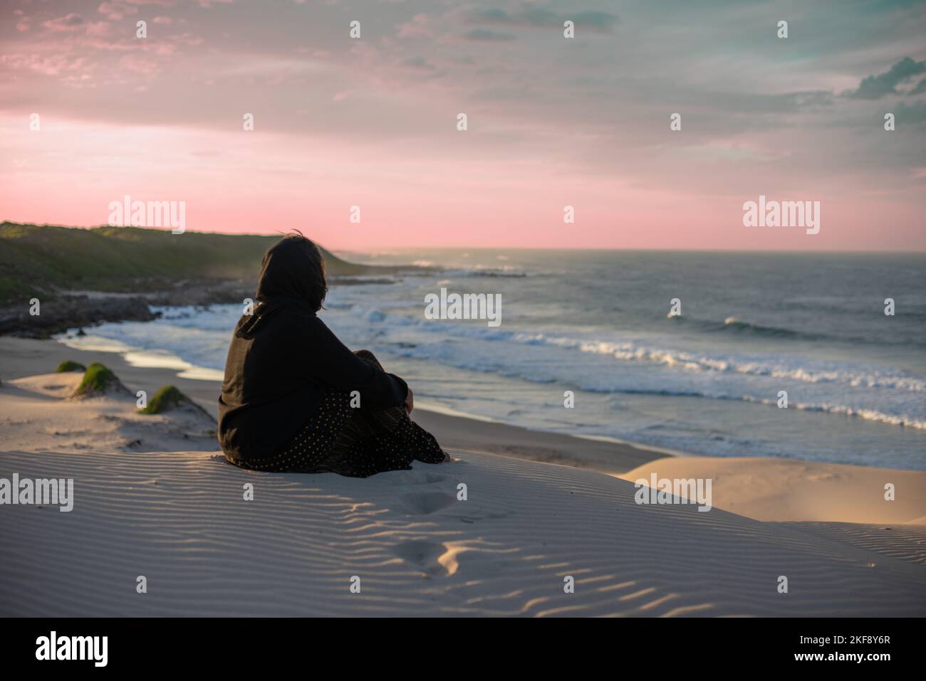 Beach sitting muslim hi-res stock photography and images - Alamy