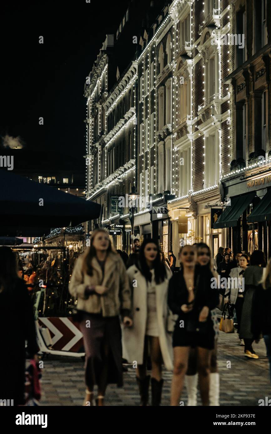 Night life london crowds piccadilly hi-res stock photography and images ...