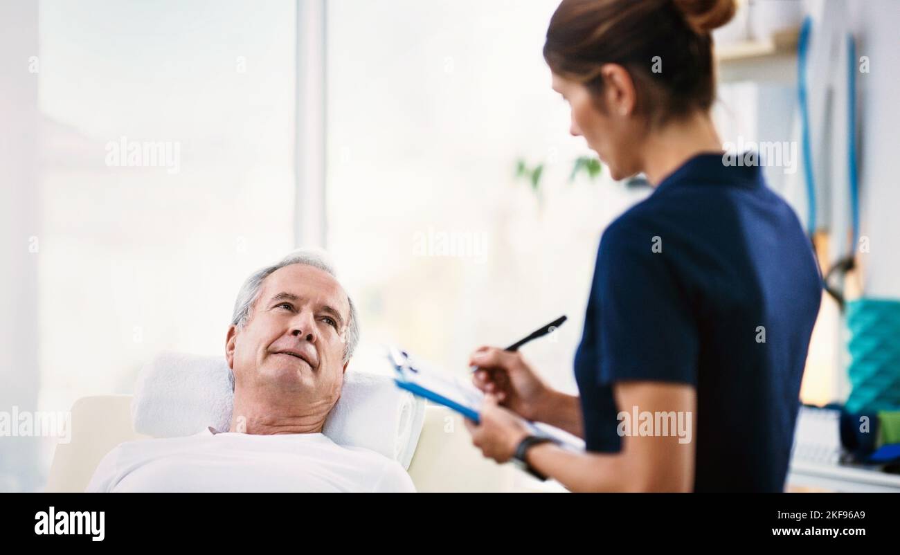 Nurse senior assessment hi-res stock photography and images - Alamy