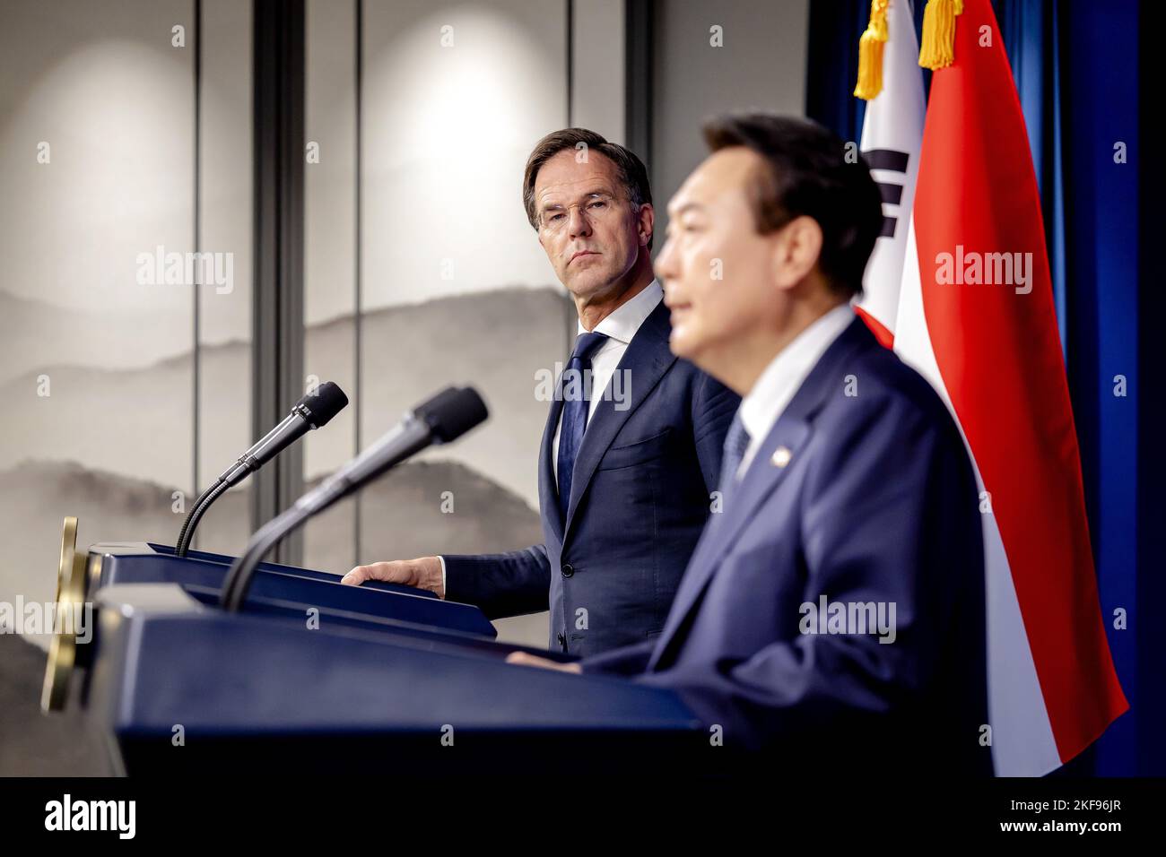 SEOUL - Prime Minister Mark Rutte during a press conference with ...