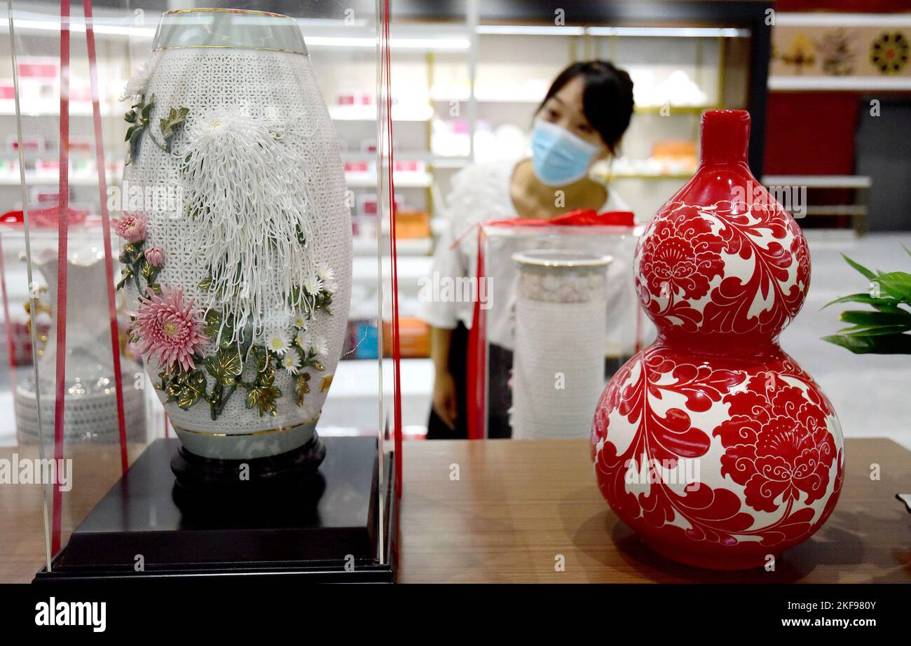 People are visiting the Cizhou Ware Modern Ceramic Art Museum in ...