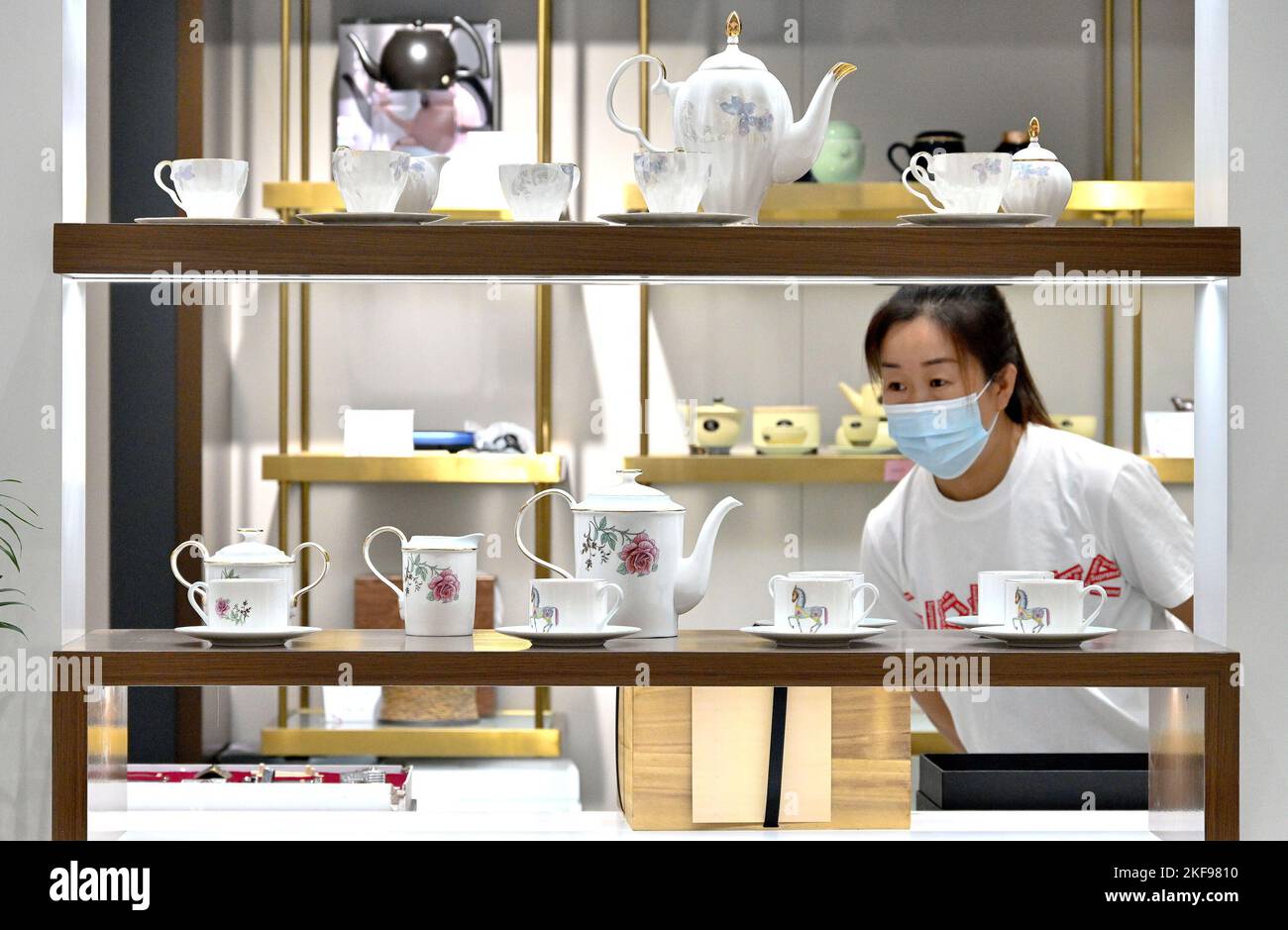 People are visiting the Cizhou Ware Modern Ceramic Art Museum in ...