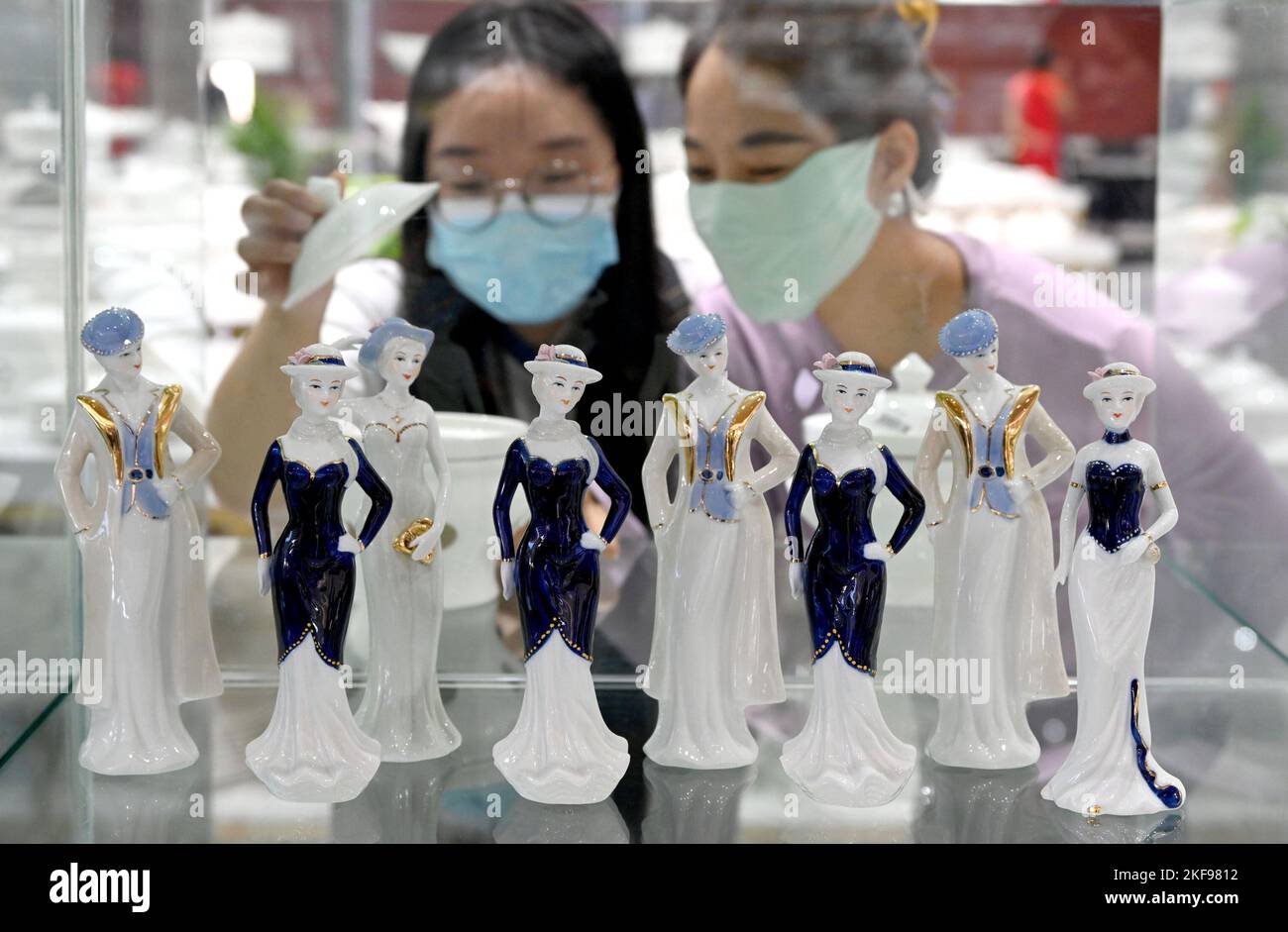 People are visiting the Cizhou Ware Modern Ceramic Art Museum in ...