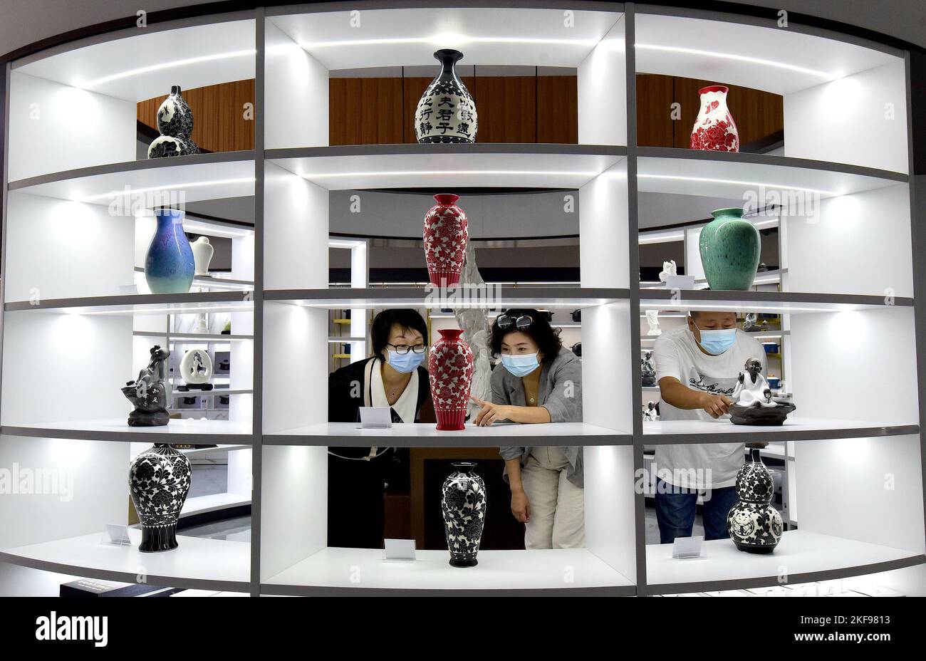 People are visiting the Cizhou Ware Modern Ceramic Art Museum in ...