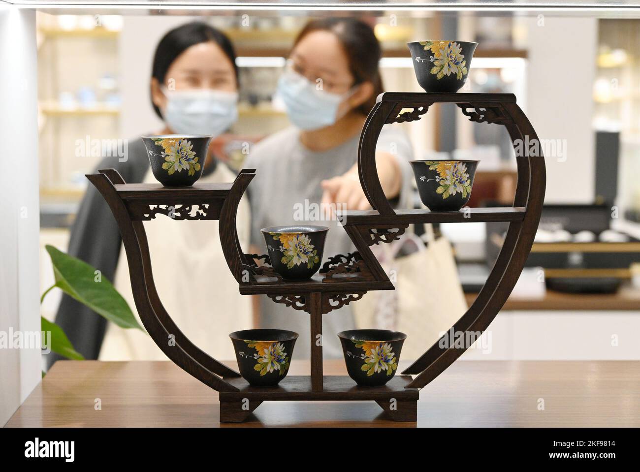 People are visiting the Cizhou Ware Modern Ceramic Art Museum in ...