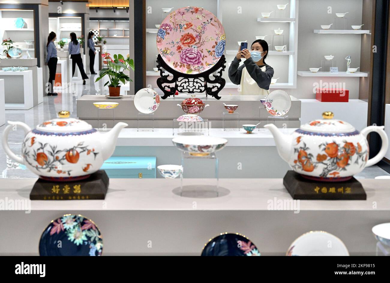 People are visiting the Cizhou Ware Modern Ceramic Art Museum in ...