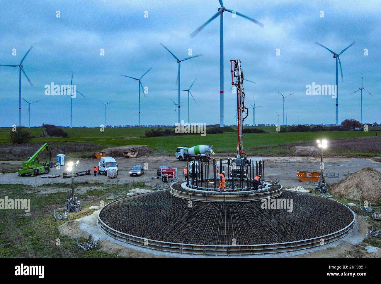 Jacobsdorf, Germany. 17th Nov, 2022. Early in the morning, the ...