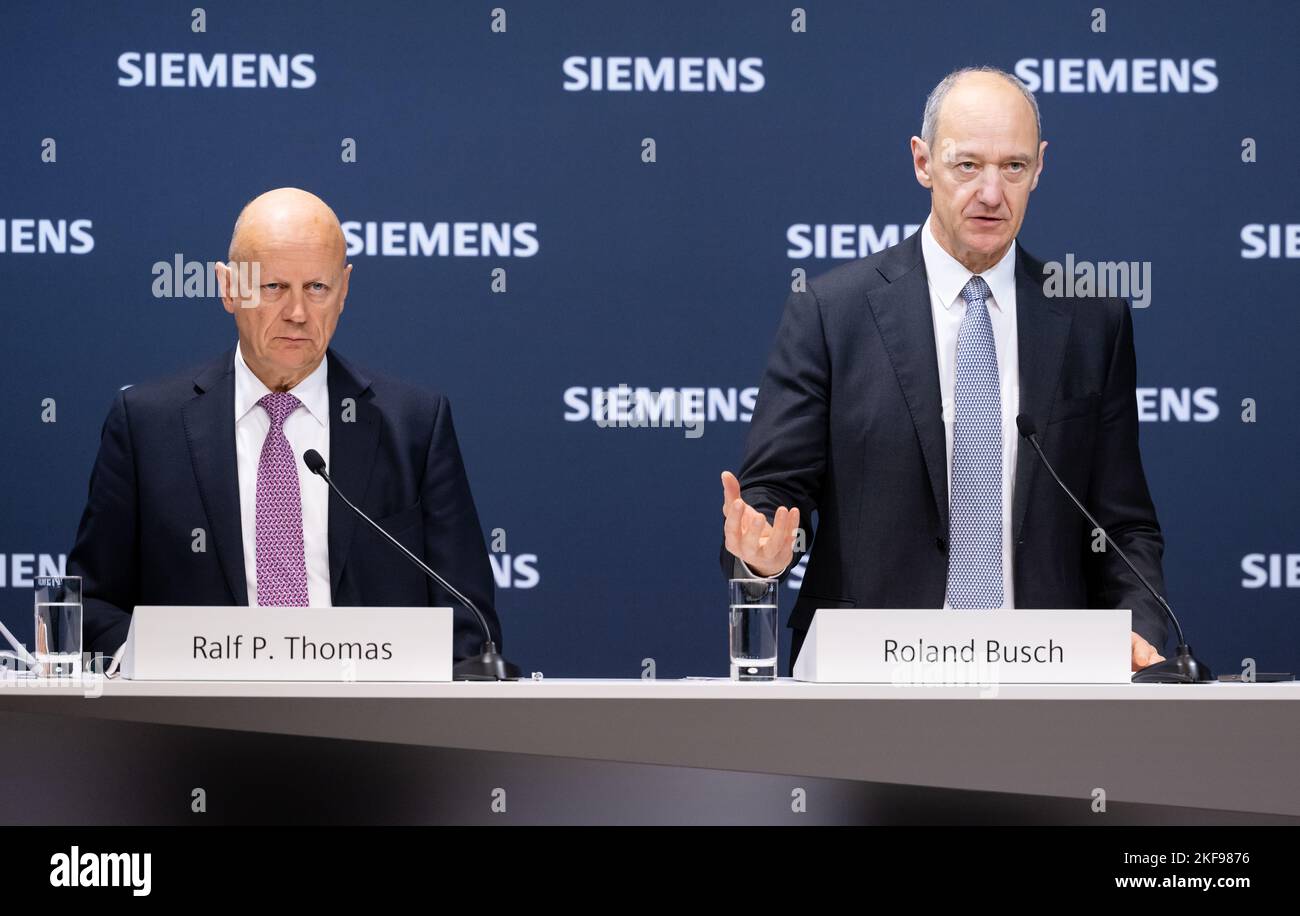 Munich, Germany. 17th Nov, 2022. Ralf P. Thomas (l), CFO of Siemens AG ...