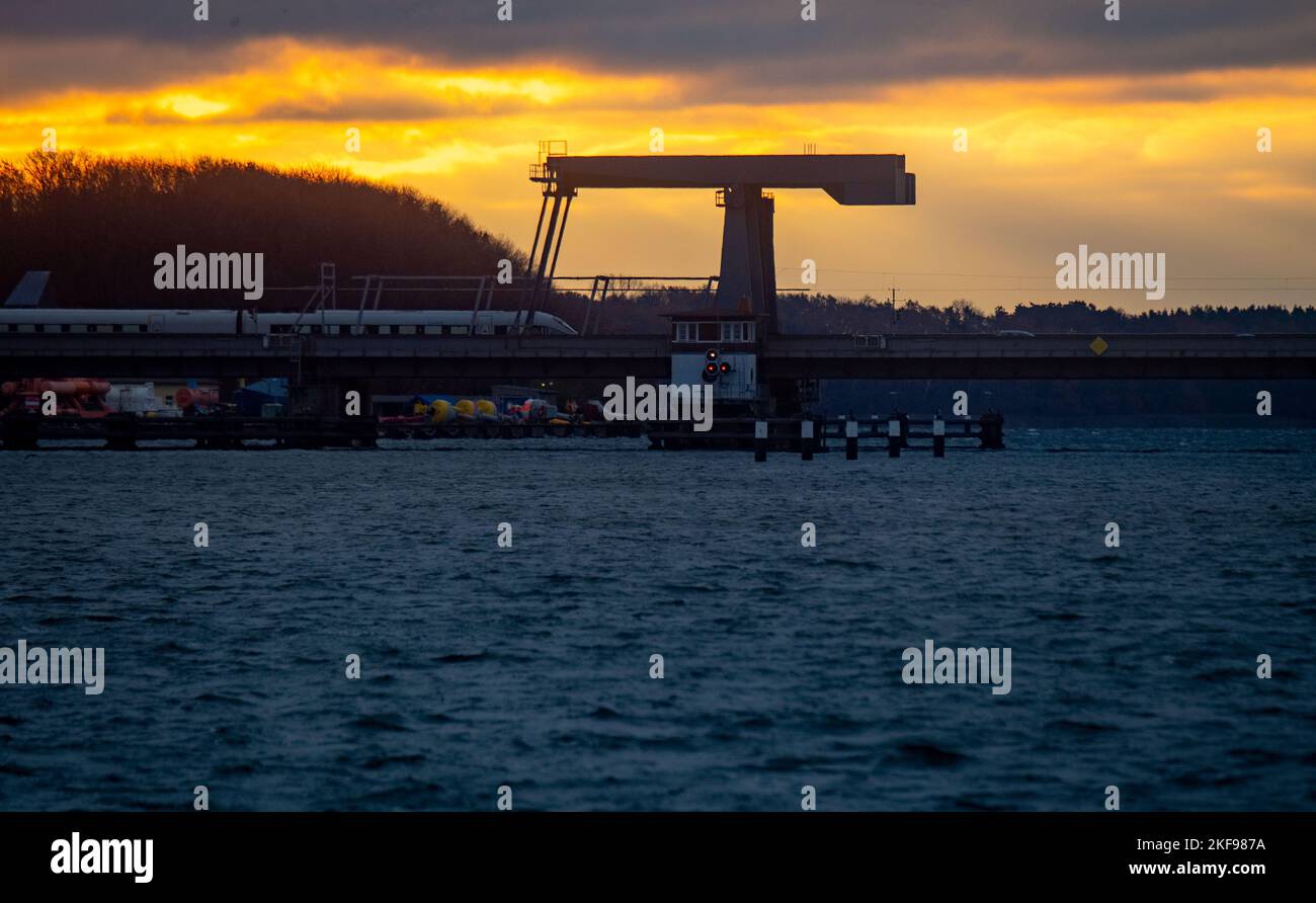 Stralsund, Germany. 17th Nov, 2022. The rising sun bathes the sky above ...