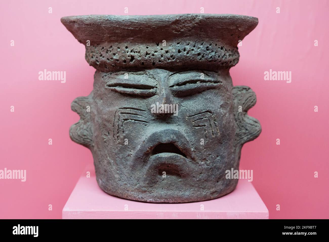 A ceramic figure with a human face from Oaxaca. Rufino Tamayo Museum of ...