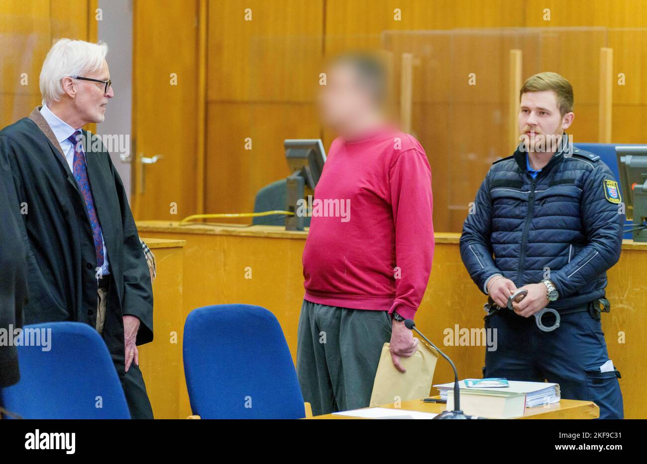 17 November 2022, Hessen, Frankfurt/Main: The defendant (m) talks to ...