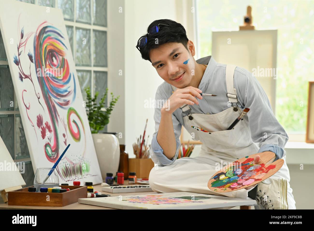 Male artist colourful palette hi-res stock photography and images - Alamy
