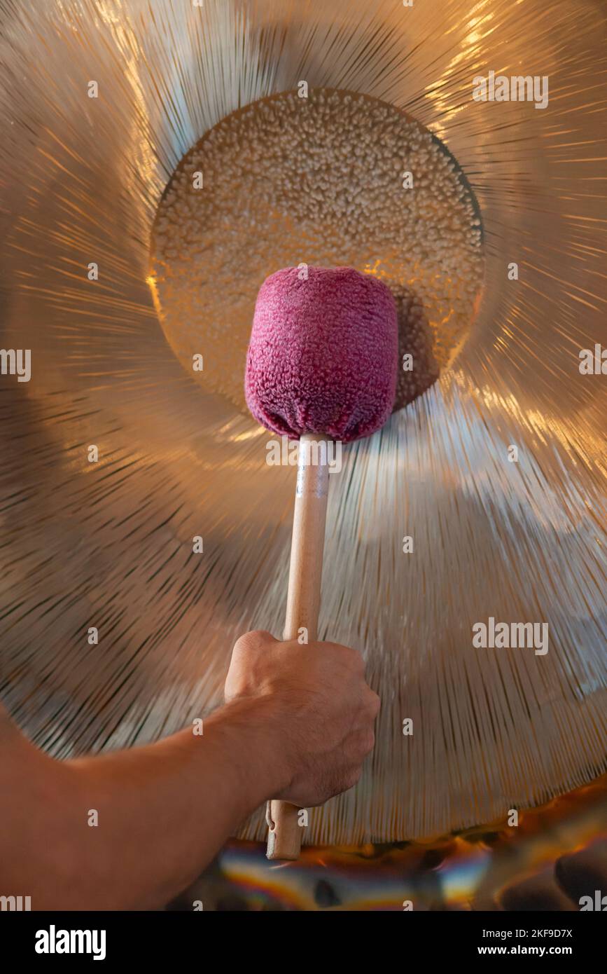 Singing gong hi-res stock photography and images - Alamy