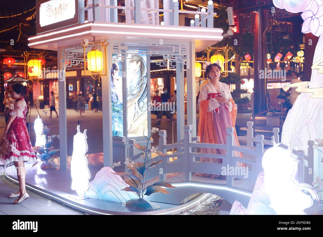 People are wearing Hanfu and taking photos at the Mid-autumn Festival ...